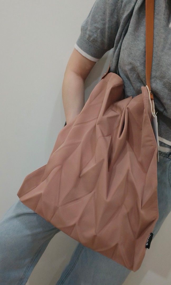 泰國 Pavi studio 折疊包-泰奶, 她的時尚, 包包、錢包, 肩背、側背包在旋轉拍賣