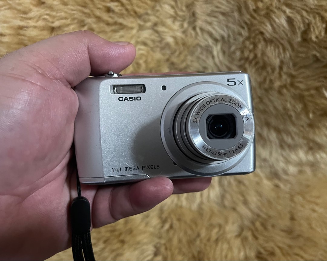 Casio QV-R200 Digital Camera, Photography, Cameras on Carousell