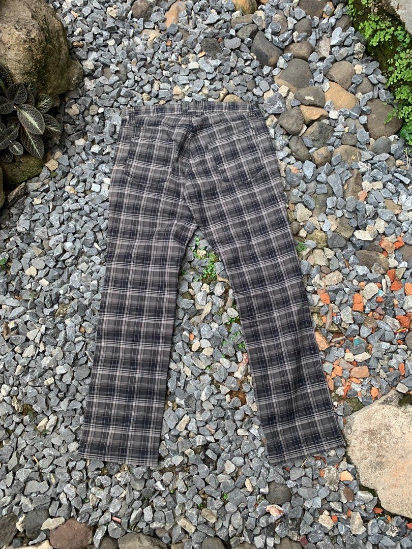 Celana motif kotak kotak, Fesyen Pria, Pakaian , Bawahan di Carousell Celana motif kotak kotak, Fesyen Pria, Pakaian , Bawahan di Carousell