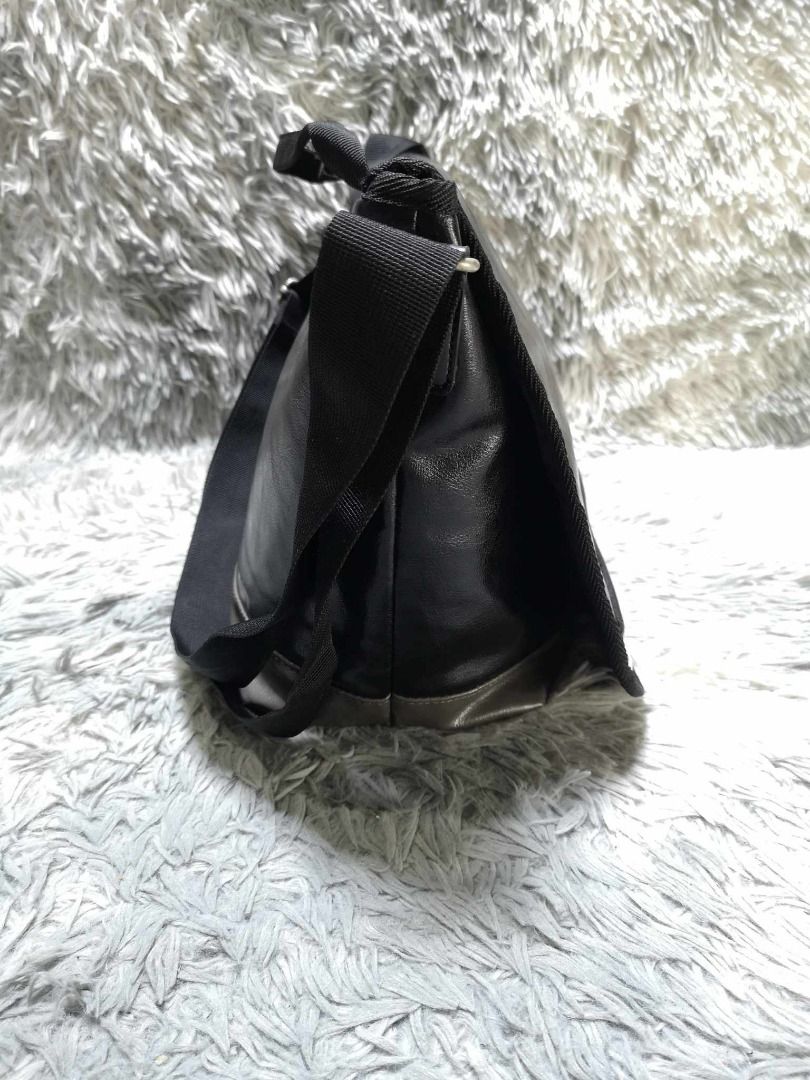 Hanes Black Leather Zipper Crossbody Bag, Men's Fashion, Bags, Sling ...