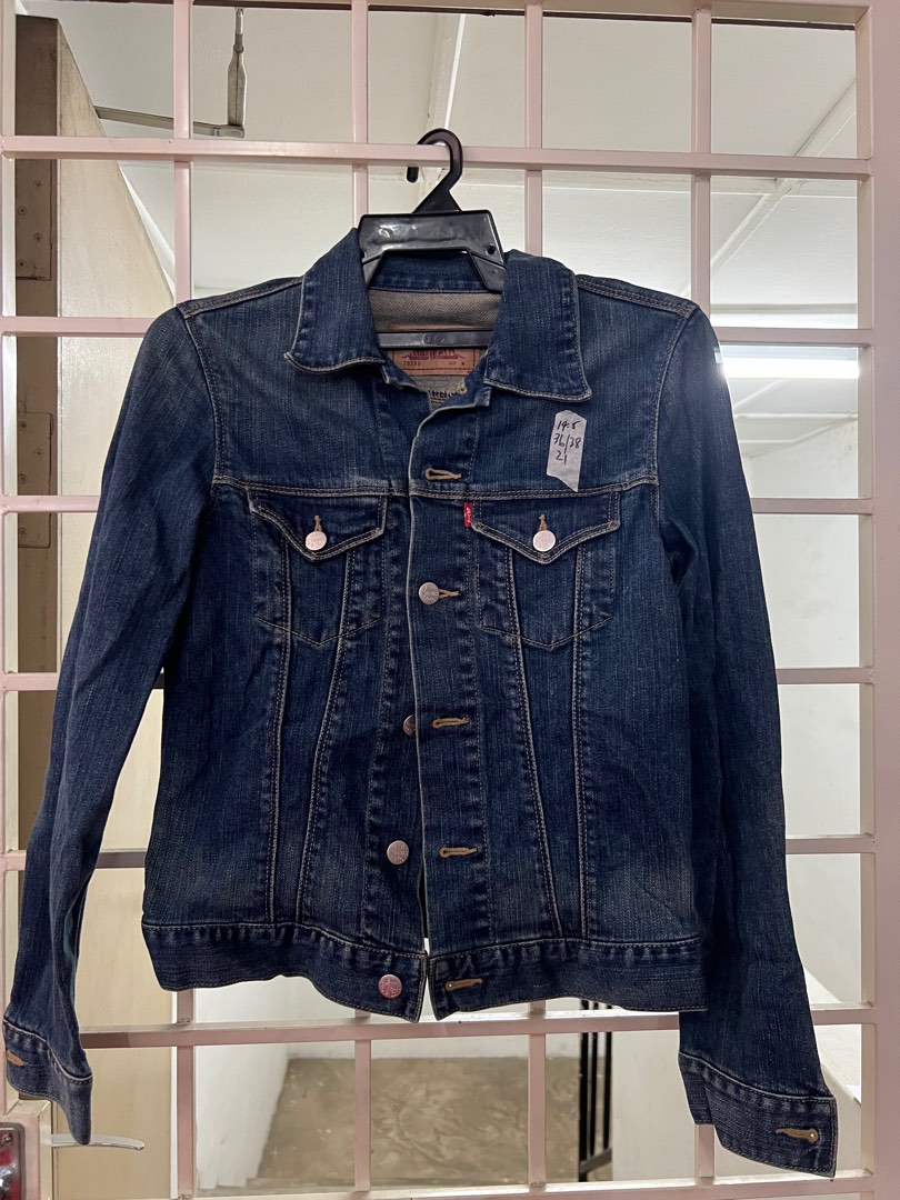 JACKET ADA TULISAN LEVIS, Women's Fashion, Coats, Jackets and Outerwear ...