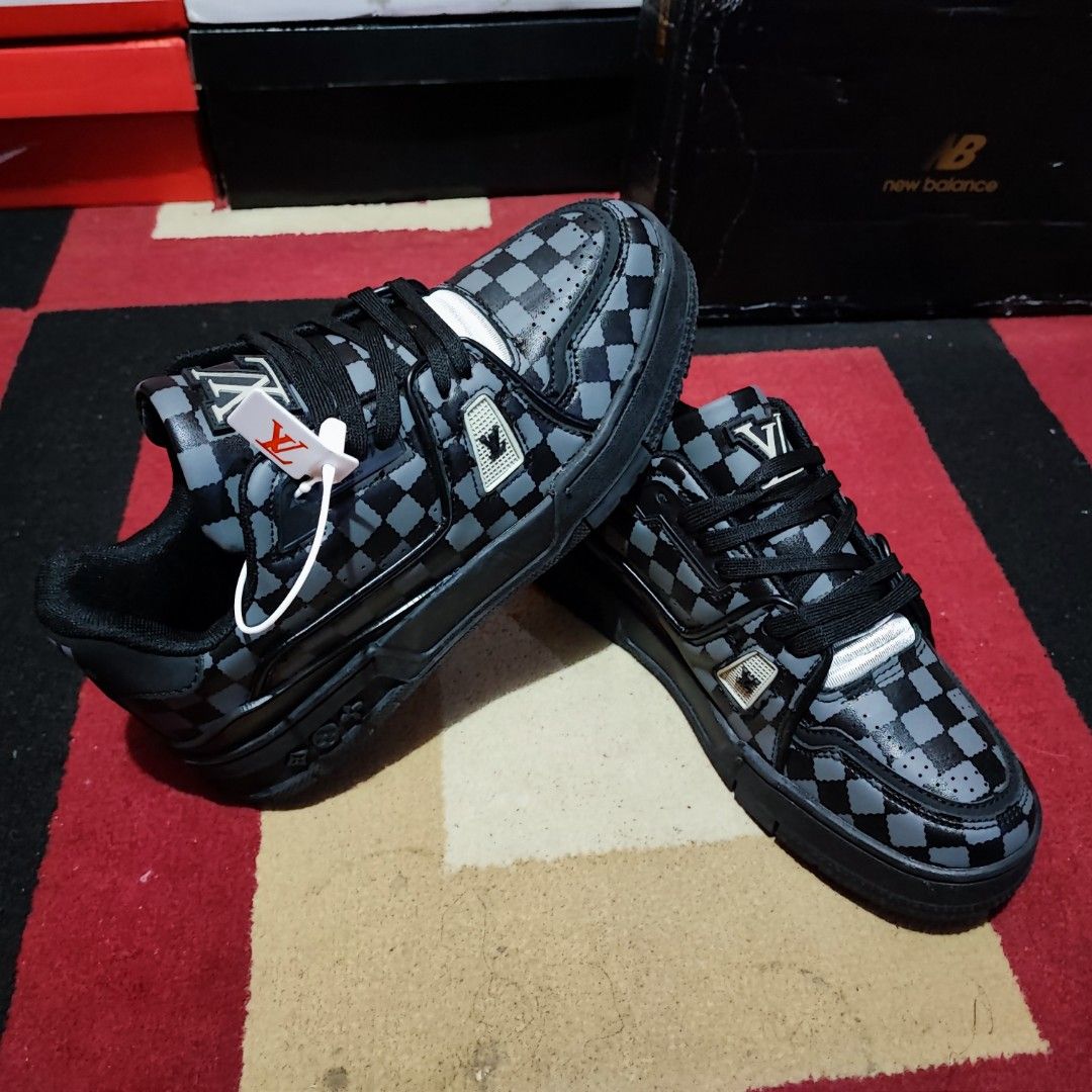 LOUIS VUITTON (LV), Fesyen Pria, Sepatu , Sneakers di Carousell