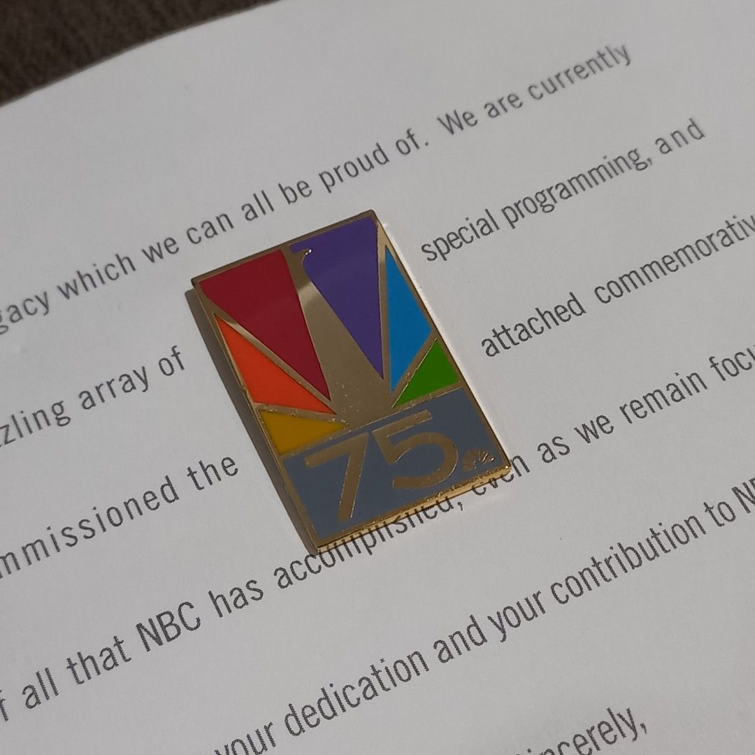 NBC 75th Anniversary Special (Pin), Antik, Pajangan di Carousell