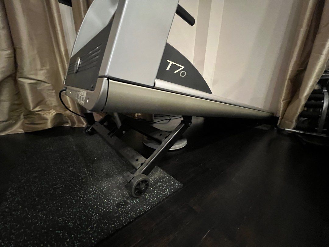 Treadmill (Life Fitness) T7-0, Sports Equipment, Exercise & Fitness ...