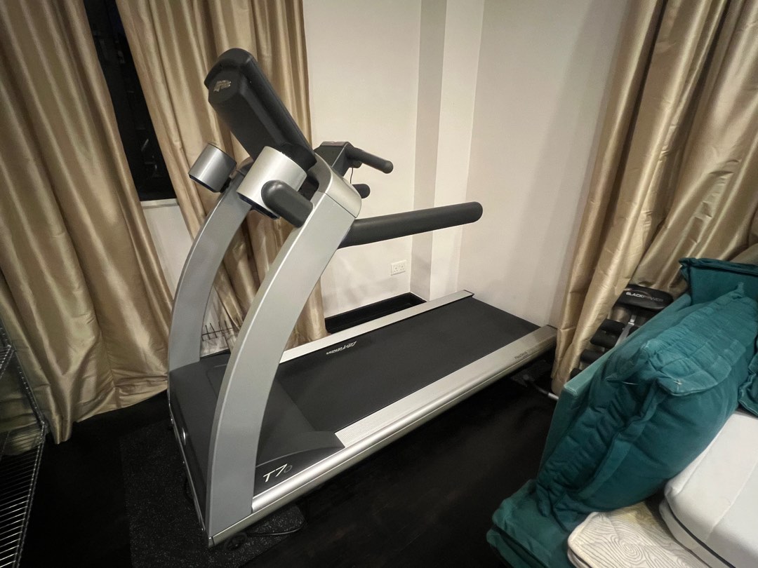 Treadmill (Life Fitness) T7-0, Sports Equipment, Exercise & Fitness ...