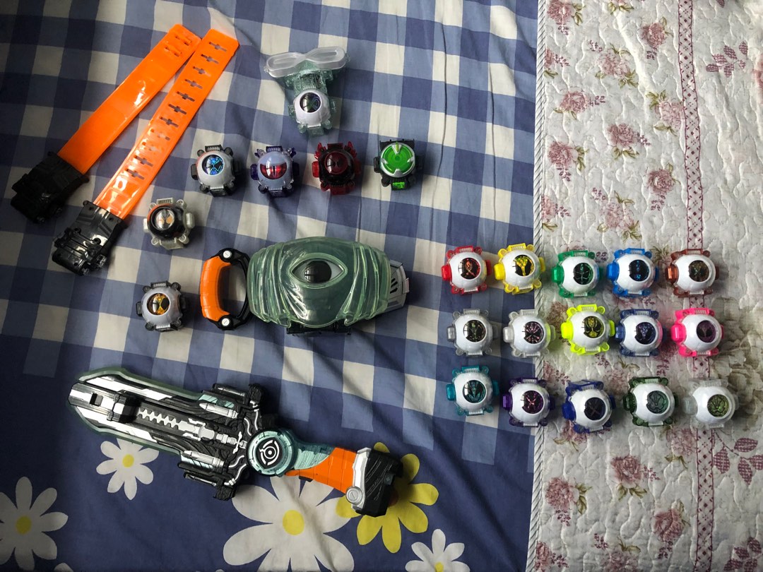 DX Kamen Rider Ghost Driver Set with ALL Eyecons (+ Fourze Eyecon), Hobbies & Toys, Toys & Games ...