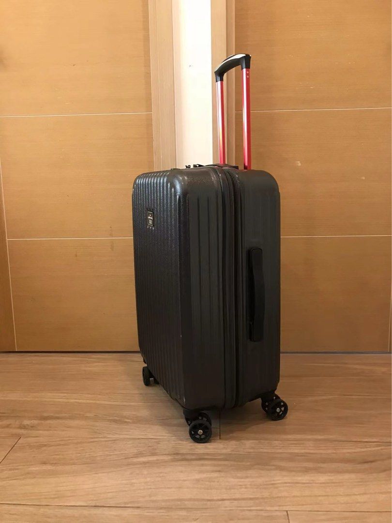 Hallmark 24” Luggage, 興趣及遊戲, 旅行, 旅遊 - 旅行必需品及用品 - Carousell