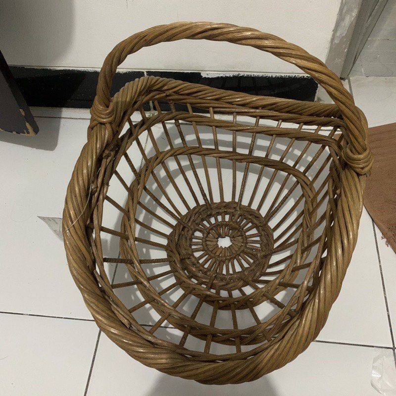 Keranjang rotan tebal fan rattan basket warna walnut, Antik, Furnitur ...