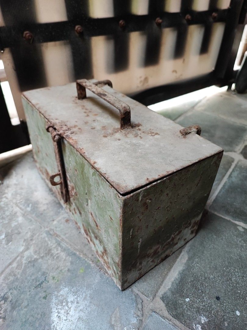 Tool Box Kotak Perkakas Besi Vintage, Perabotan Rumah di Carousell