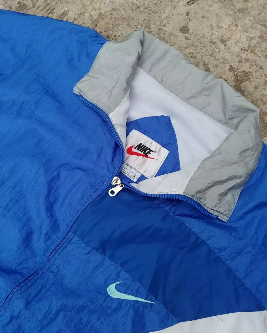 Windbreaker nike big swoosh, Fesyen Pria, Pakaian , Atasan di Carousell