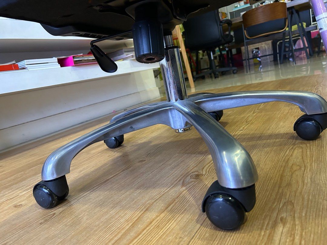 Am office chair, Furniture & Home Living, Furniture, Chairs on Carousell