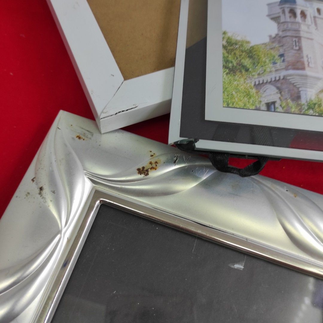 Assorted 3x3" to 8x10" damaged tabletop and wall frame for 35 each *R61 ...