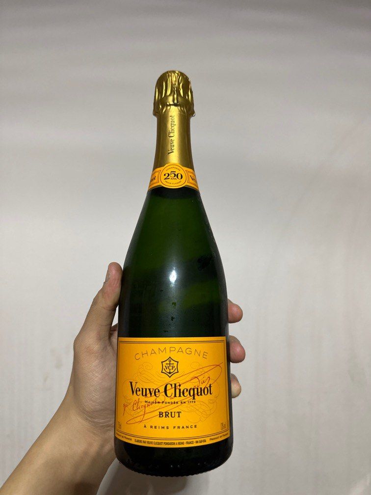 Champagne (Veuve Clicquot, Yellow Label), Food & Drinks, Alcoholic ...