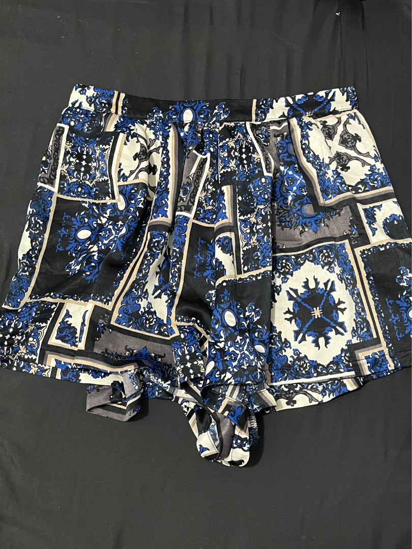 Flowy shorts, Women's Fashion, Bottoms, Shorts on Carousell