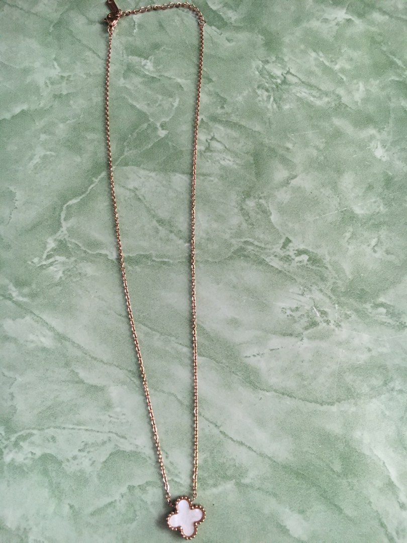 Kalung clover. Liontin bisa bolak balik. Freongkir jabodetabek, Fesyen ...