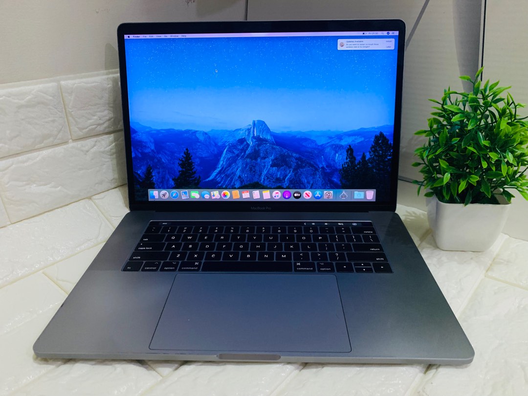 MacBook Pro 2017 15-inch (touchbar) intel Core i7 16gb Memory 512gb Storage, Computers & Tech ...