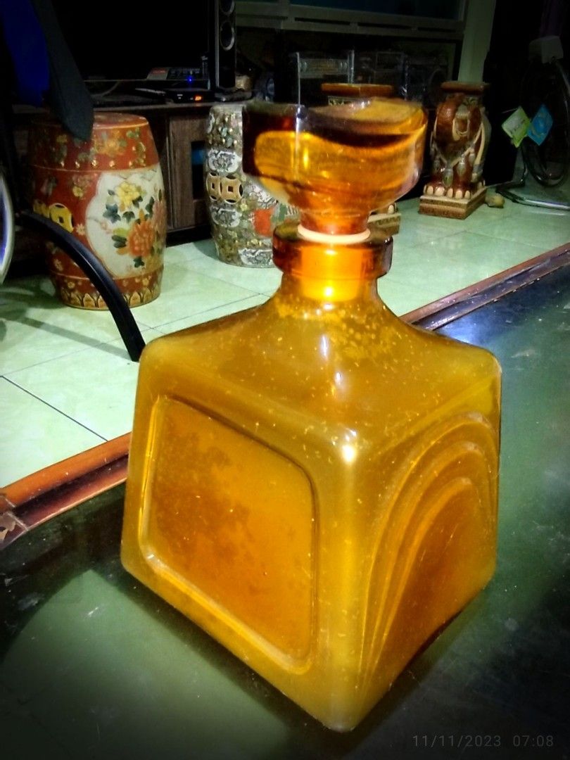Botol beling segi 4 kuning pajangan cafe, Antik, Pajangan di Carousell