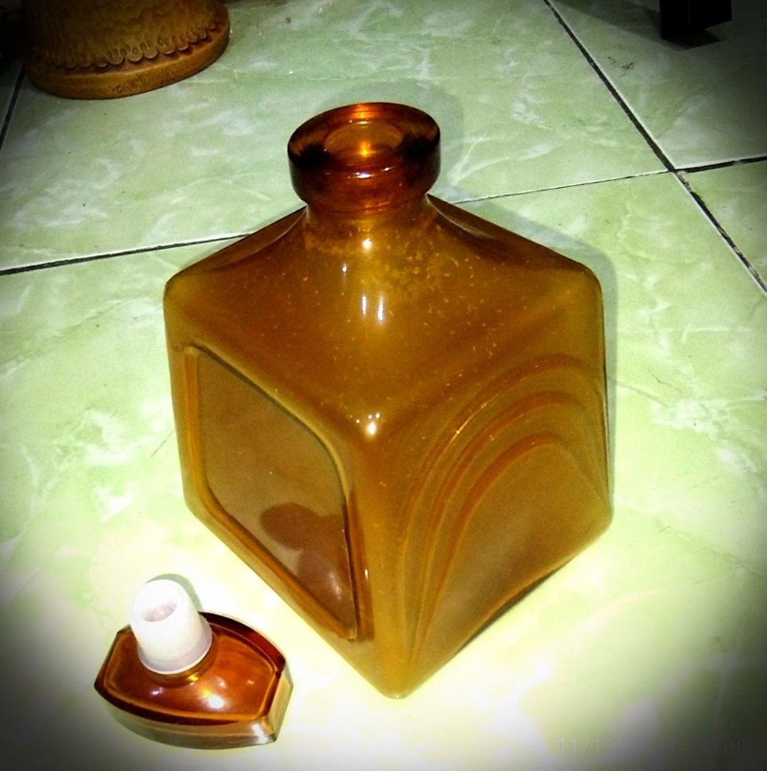 Botol beling segi 4 kuning pajangan cafe, Antik, Pajangan di Carousell