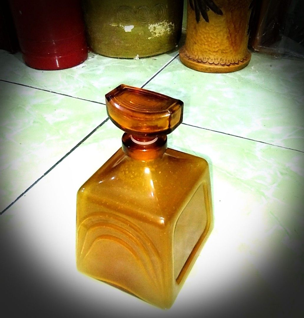 Botol beling segi 4 kuning pajangan cafe, Antik, Pajangan di Carousell