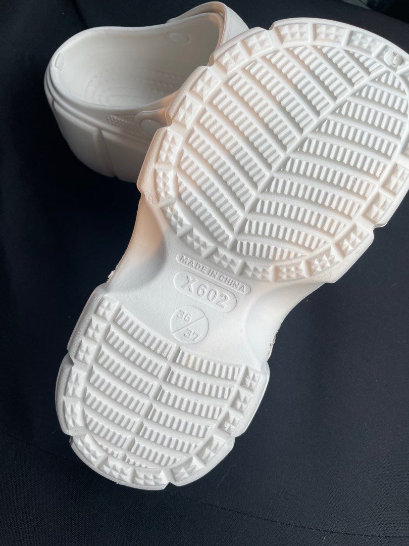 Crocs Inspo Shoes - in BW ( white bone ), Fesyen Wanita, Sepatu di ...