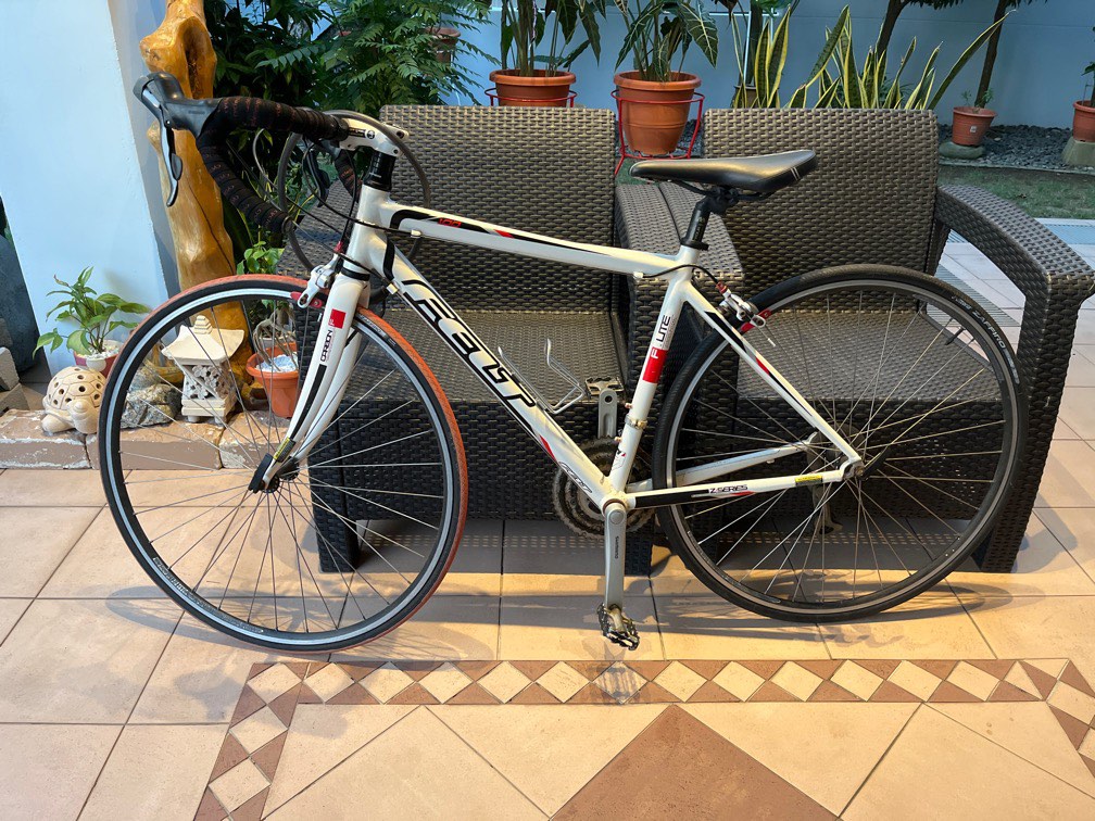 FELT road bike, Sports Equipment, Bicycles & Parts, Bicycles on Carousell