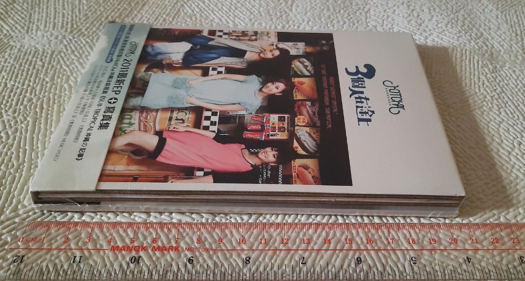 Hotcha 3個人在途上 CD + DVD + 寫真集, 興趣及遊戲, 音樂、樂器 & 配件, 音樂與媒體 - CD 及 DVD - Carousell