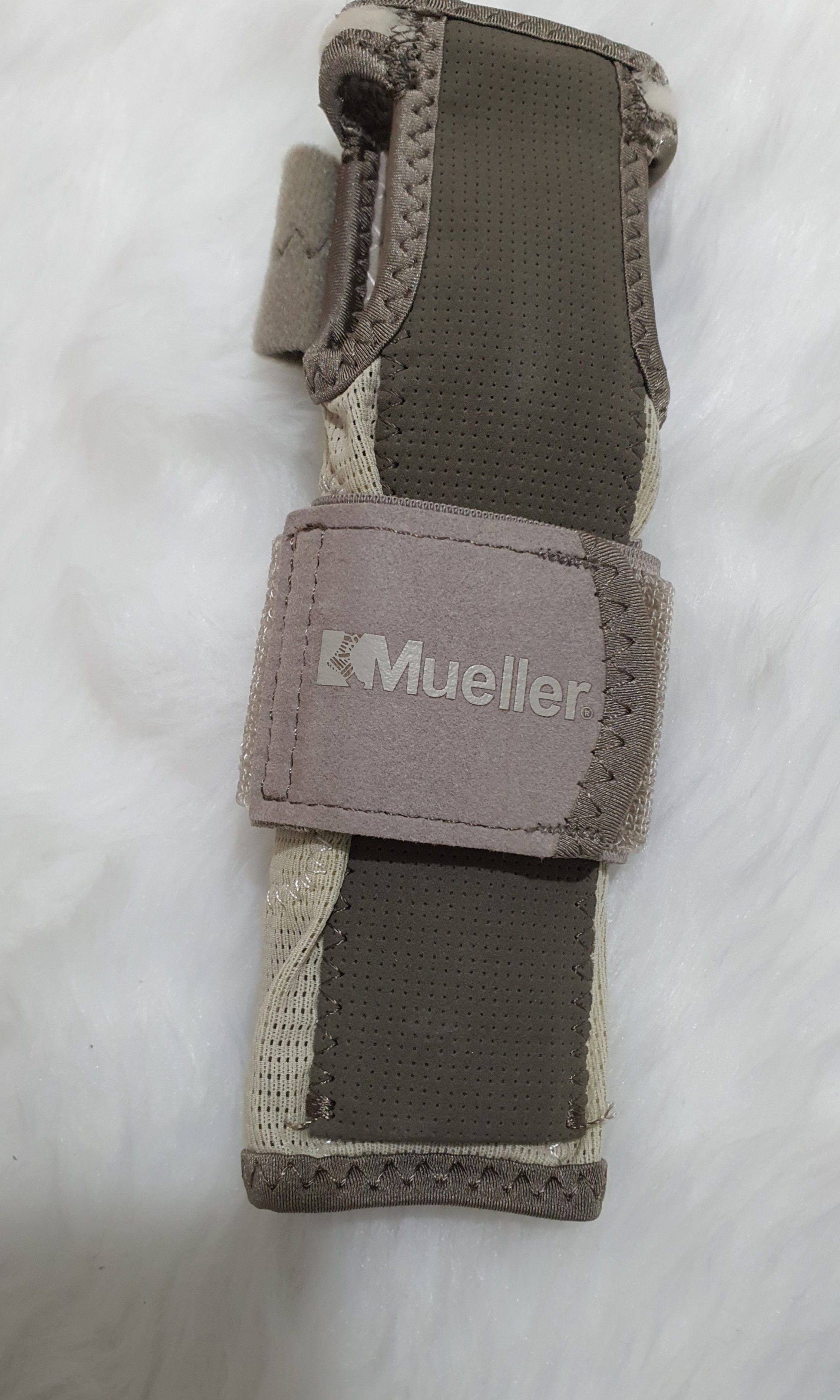 MUELLER wrist stabilizer, Health & Nutrition, Braces, Support ...