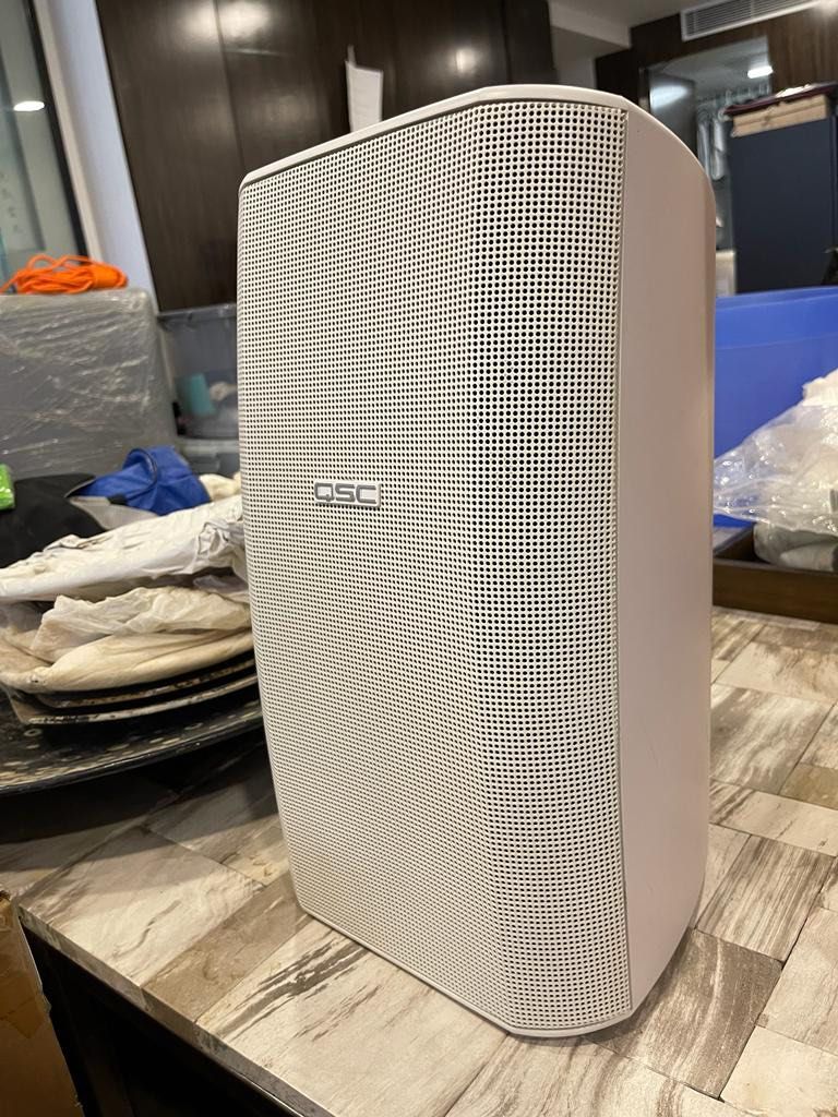 Qsc AD-S82 speaker (4 隻）, 音響器材, Soundbar、揚聲器、藍牙喇叭、耳擴 - Carousell