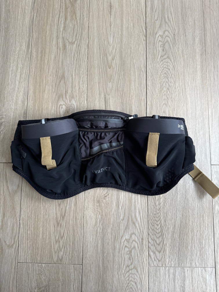 Running / hiking belt - carry phone, keys, gels and 2x500ml soft flask ...