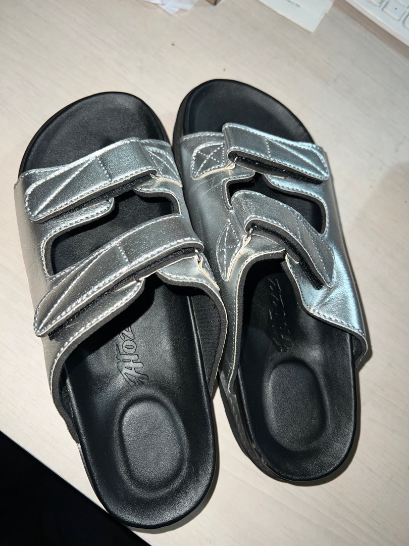 Sepatu Sandal Silver, Fesyen Wanita, Sepatu di Carousell