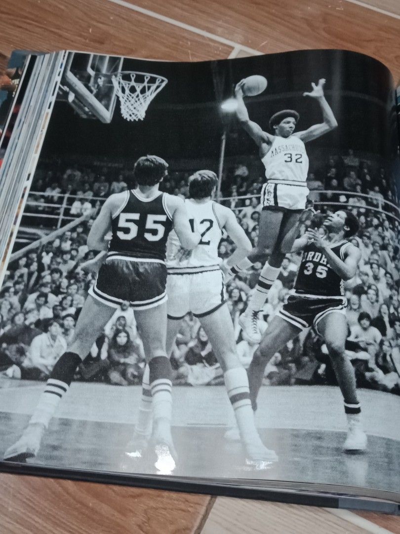 SPORTS ILLUSTRATED THE COLLEGE BASKETBALL BOOK, Hobbies & Toys, Books ...