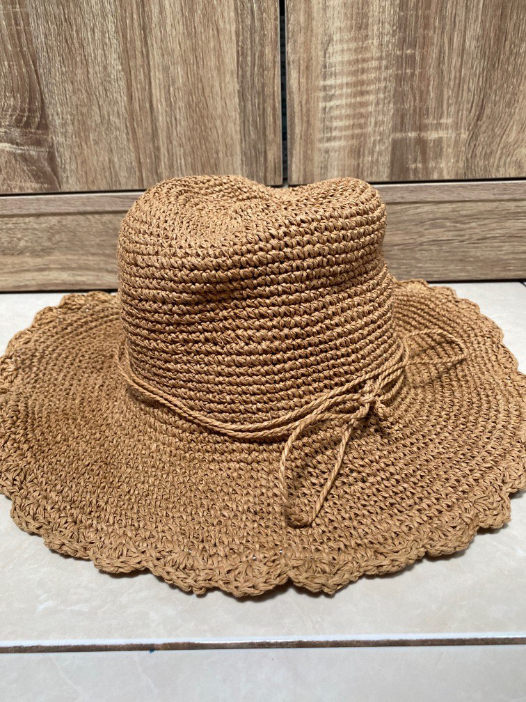Topi pantai, Fesyen Wanita, Aksesoris di Carousell