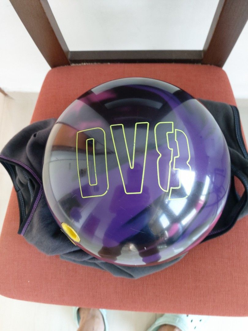 12 lbs DV8 Hellcat xlr8, Sports Equipment, Sports & Games, Billiards & Bowling on Carousell