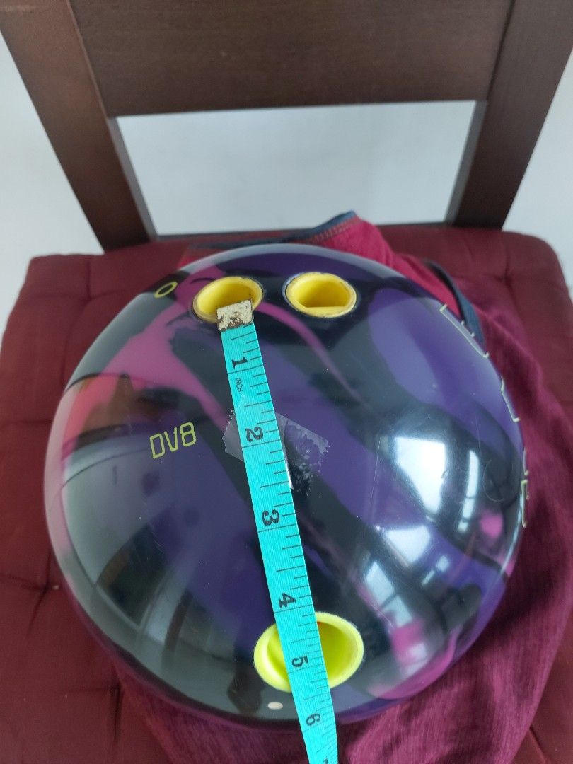 12 lbs DV8 Hellcat xlr8, Sports Equipment, Sports & Games, Billiards & Bowling on Carousell