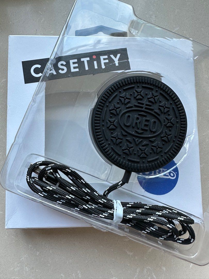 CASETiFY Oreo MagSafe charger 磁吸電話义電器 (己絕版), 手提電話, 電話及其他裝置配件, 充電器及電線 ...