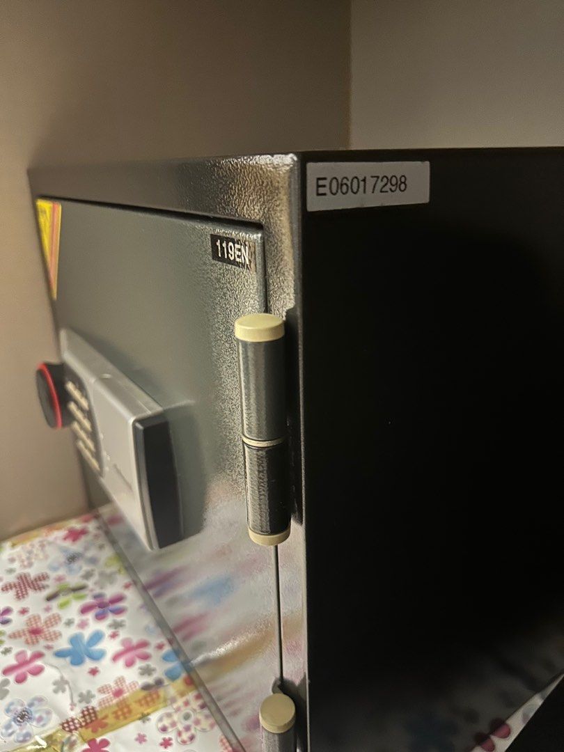 Diplomat Safe Box, Furniture & Home Living, Security & Locks, Safe on Carousell