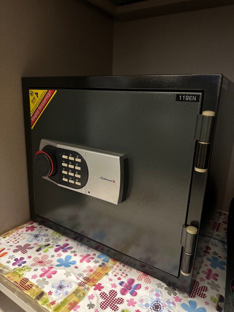 Diplomat Safe Box, Furniture & Home Living, Security & Locks, Safe on Carousell