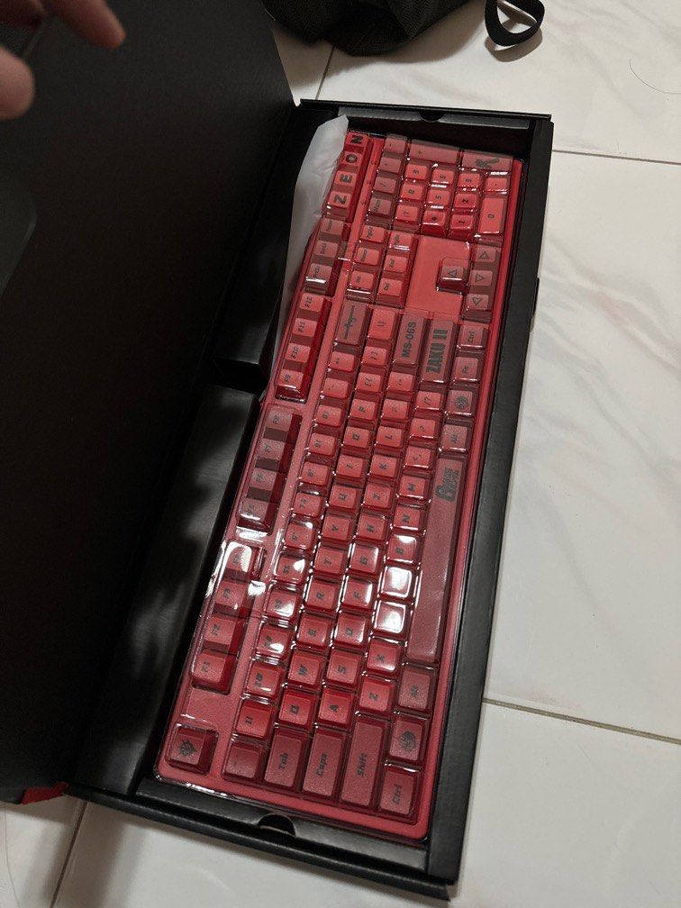 Gaming keyboard Gundam Zaku red, Computers & Tech, Parts & Accessories ...
