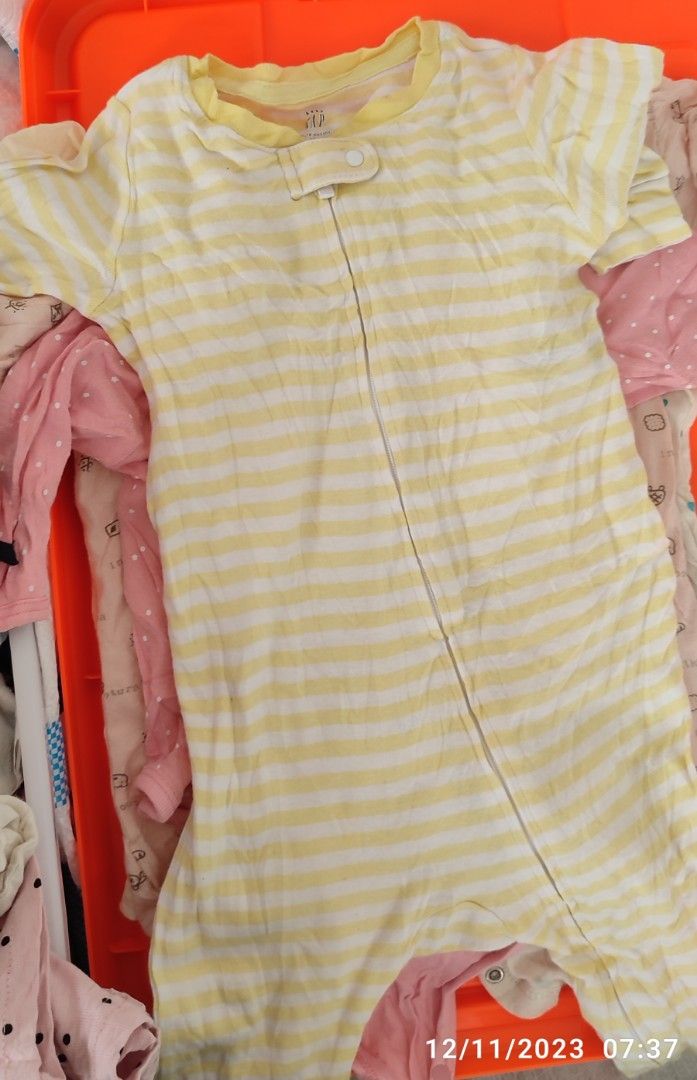 Jumper Uniqlo, Disney, GU, GAP baby, Bayi & Anak, Baju Bayi di Carousell