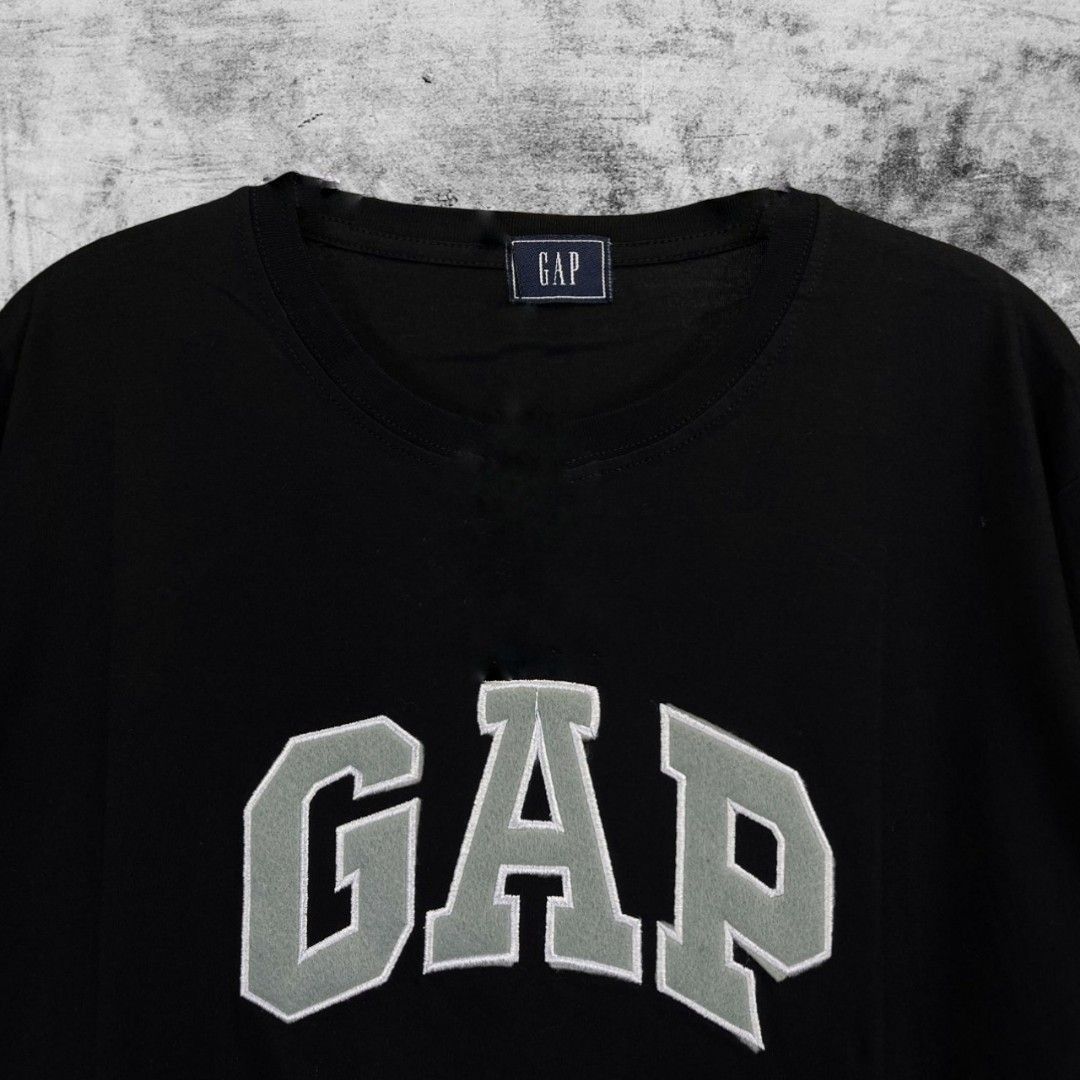 Kaos GAP Arch Logo Bordir Hitam, Fesyen Pria, Pakaian , Atasan di Carousell