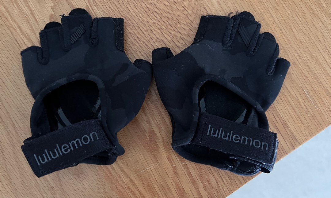Lululemon winder train gloves, Sports Equipment, Other Sports Equipment ...