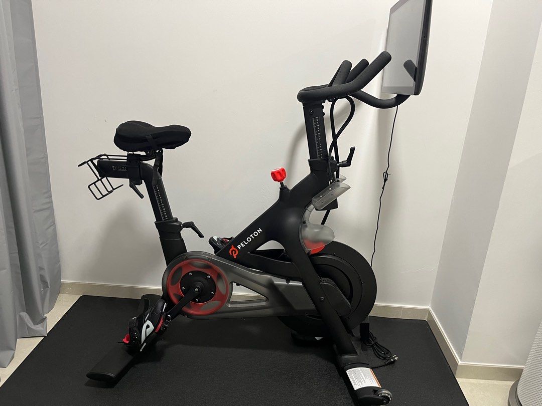 Peloton bike, Sports Equipment, Exercise & Fitness, Cardio & Fitness ...