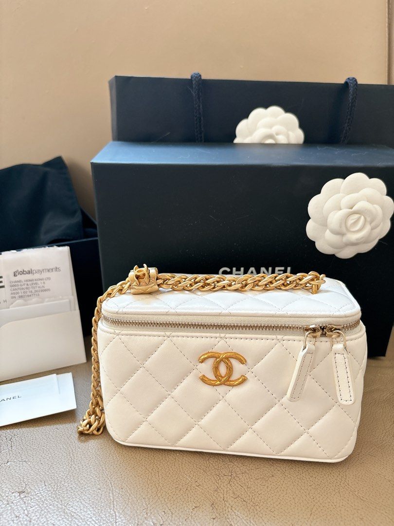 Chanel vanity box 23年 有調節扣 金柱 門市抱出 羊皮, 名牌, 手袋及銀包 - Carousell