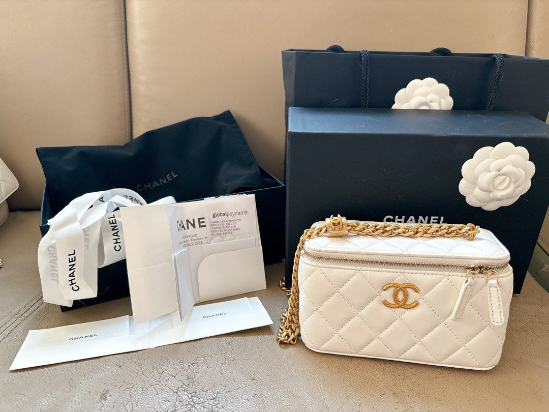 Chanel vanity box 23年 有調節扣 金柱 門市抱出 羊皮, 名牌, 手袋及銀包 - Carousell