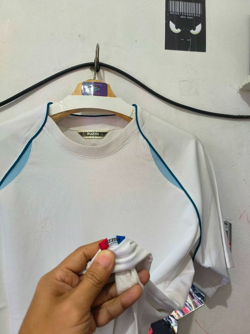 Kaos Fuzzo Putih Polos Small Logo, Fesyen Pria, Pakaian , Atasan di ...