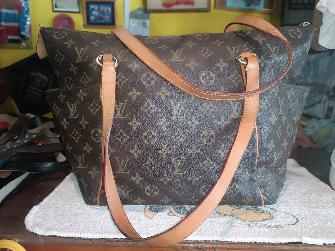 LOUIS VUITTON LV HANDBAG, Luxury, Bags & Wallets on Carousell