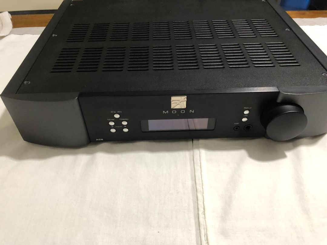 SIMAUDIO MOON ACE integrated amplifier + FURUTECH power cable made in ...