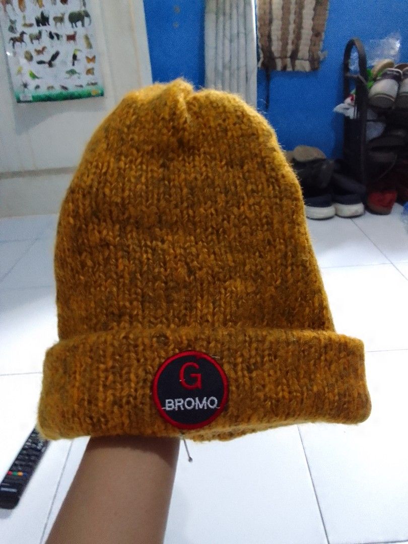 Topi Kupluk, Fesyen Wanita, Aksesoris di Carousell