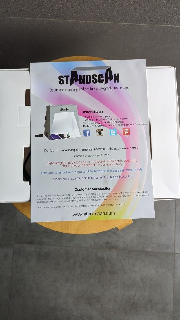 Ultraportable lightbox that turns your mobile phone into a scanner ...