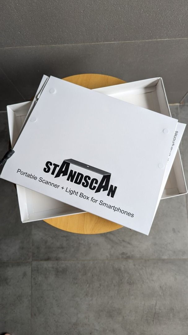 Ultraportable lightbox that turns your mobile phone into a scanner ...